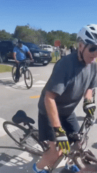 Biden fällt vom Fahrrad GIF